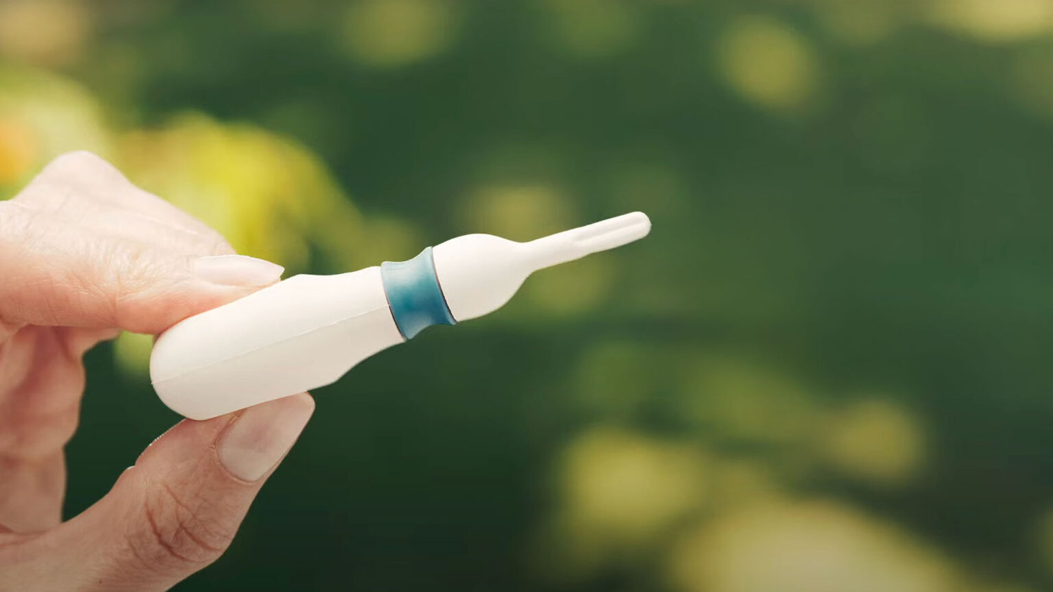 EarBuddy Uses An Inflatable Bulb To Remove Wax, Dirt, Grime, Water, And ...