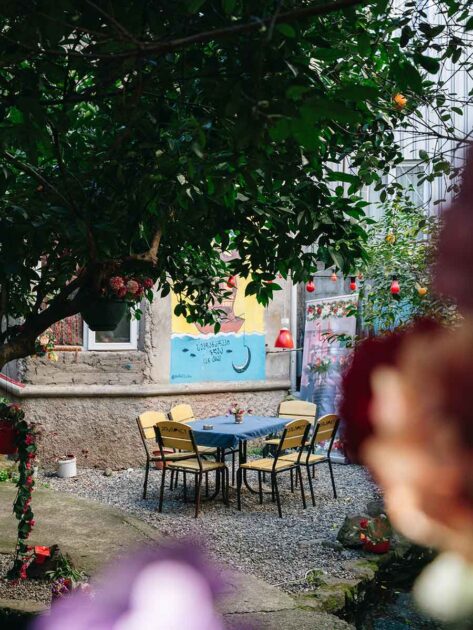 How To Decorate A Communal Yard With Your Neighbors