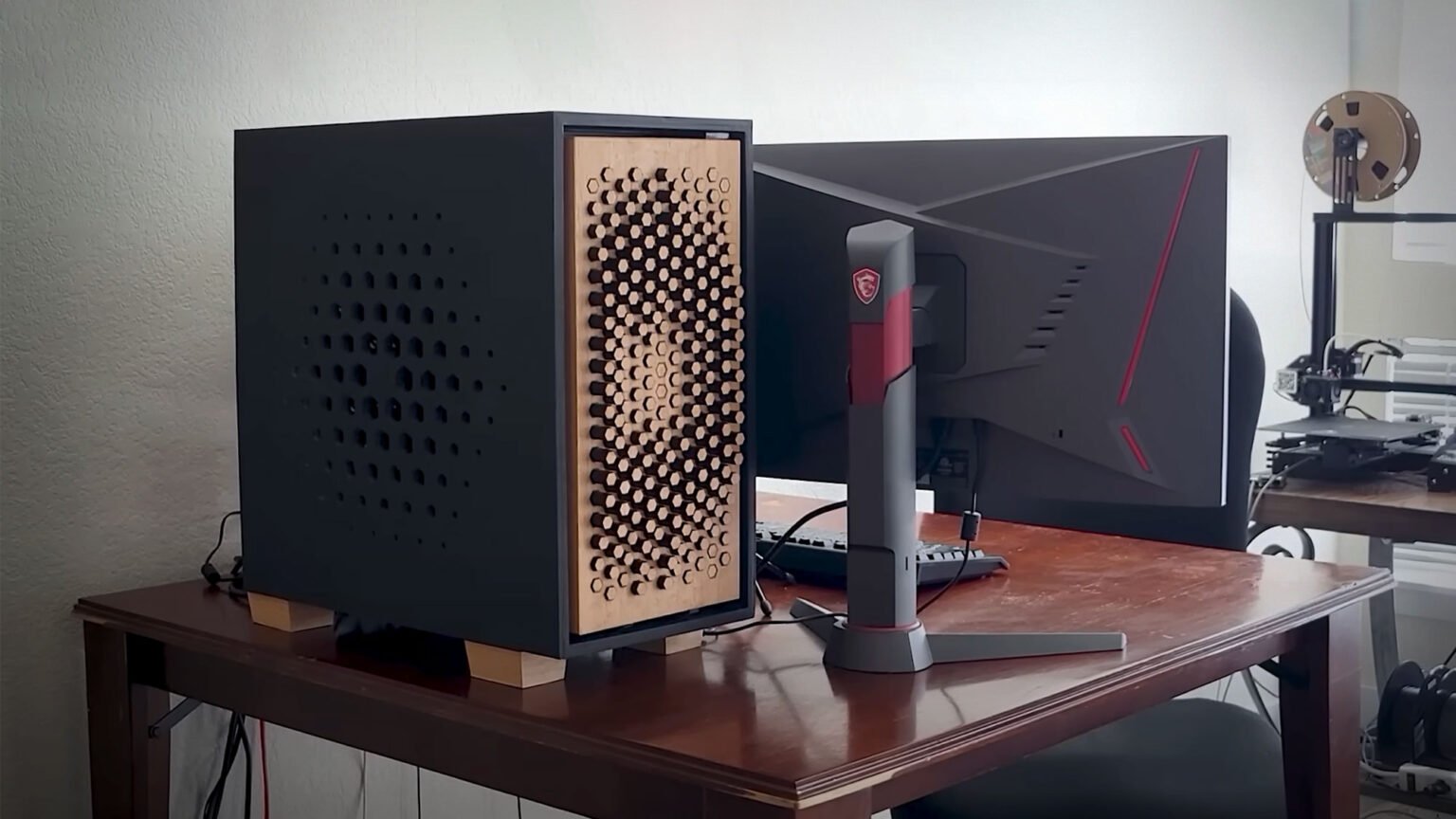 Custom Kinetic Personal Computer Case By Ideal Idea: It’s Alive!