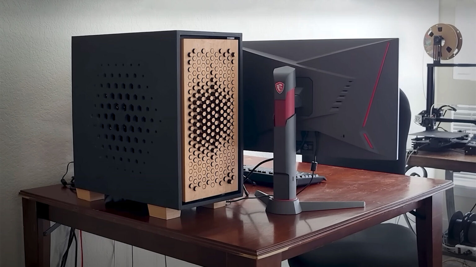 Custom Kinetic Personal Computer Case By Ideal Idea: It’s Alive!