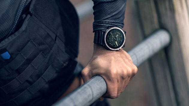 Garmin tactix 7 - AMOLED Edition Tactical GPS Watch: Legibility In Any ...