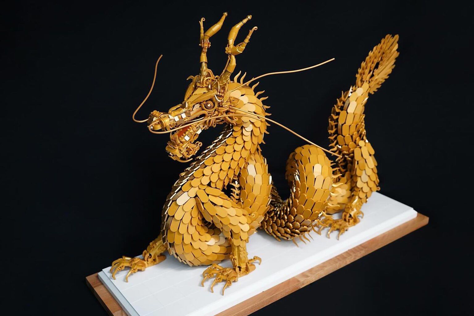This Golden LEGO Dragon Build By Donny Chen Has 1,300 Oval Tiles For ...