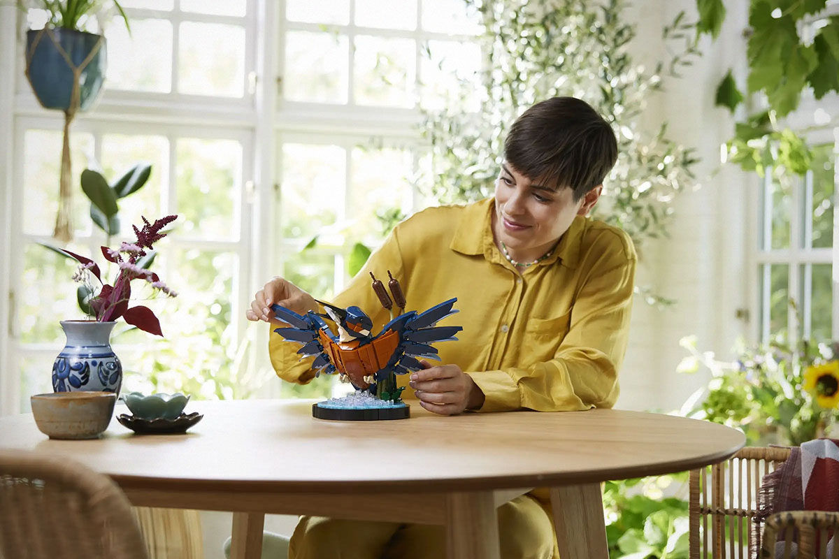 LEGO Icons Kingfisher Bird (10331) Emerges From A Water Setting With A ...