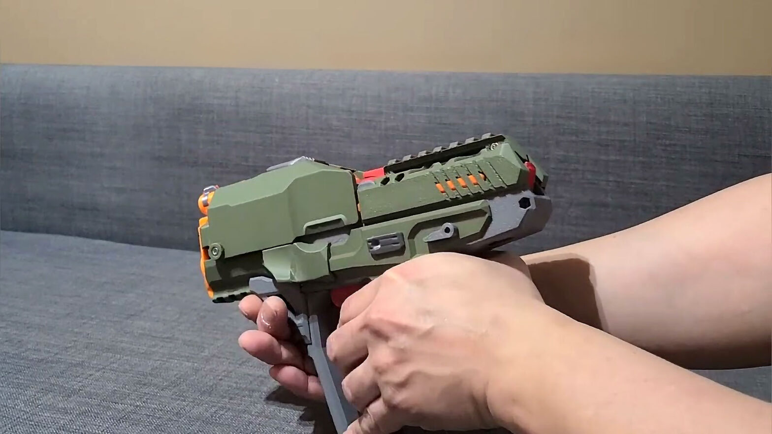 Check Out This Futuristic, Halo-style Auto Spring Airsoft Gun That Also ...