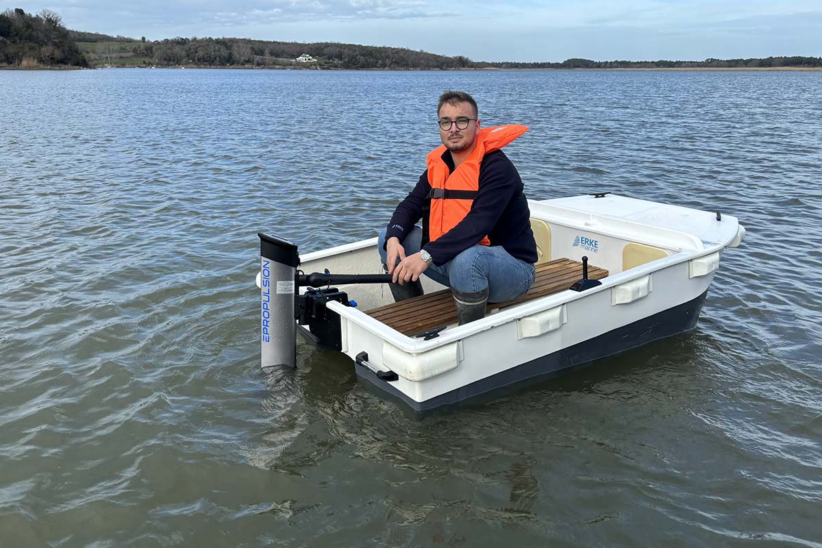 ERKE Marine eLITE Electric Outboard Motor Has A Rudder-like Shaft Where ...