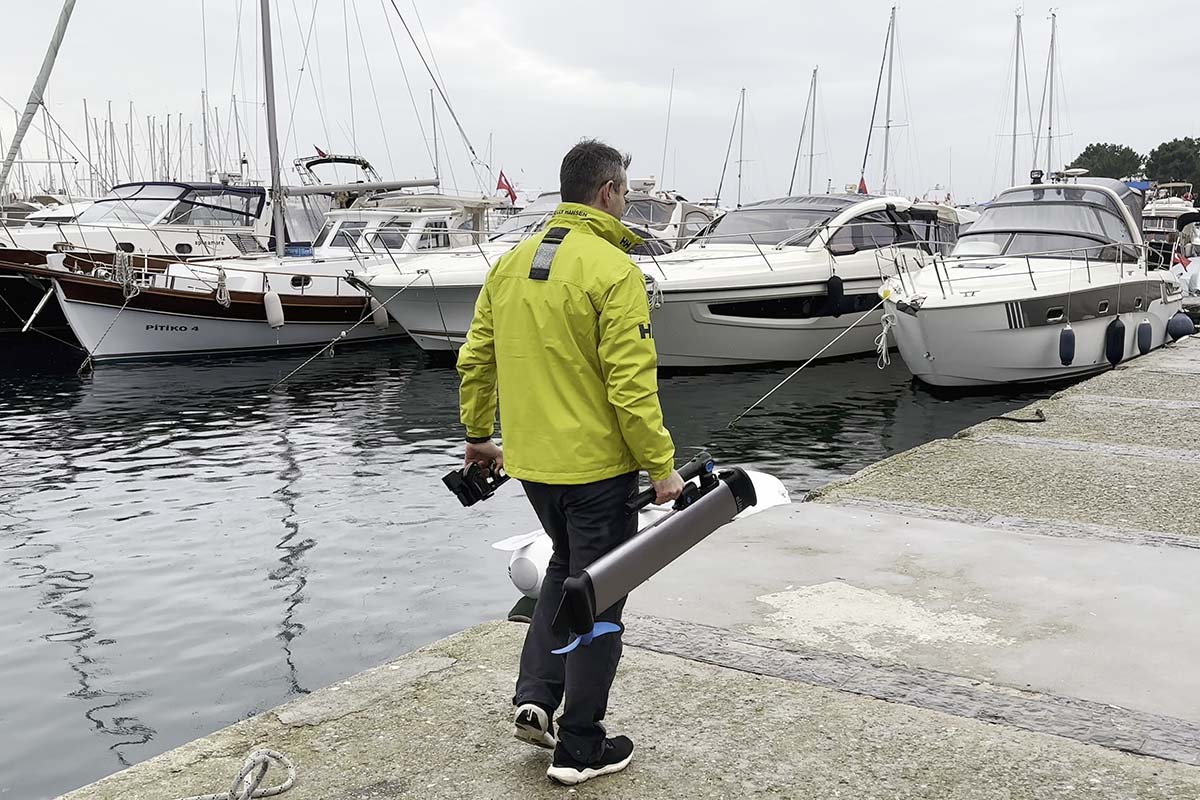 ERKE Marine eLITE Electric Outboard Motor Has A Rudder-like Shaft Where ...