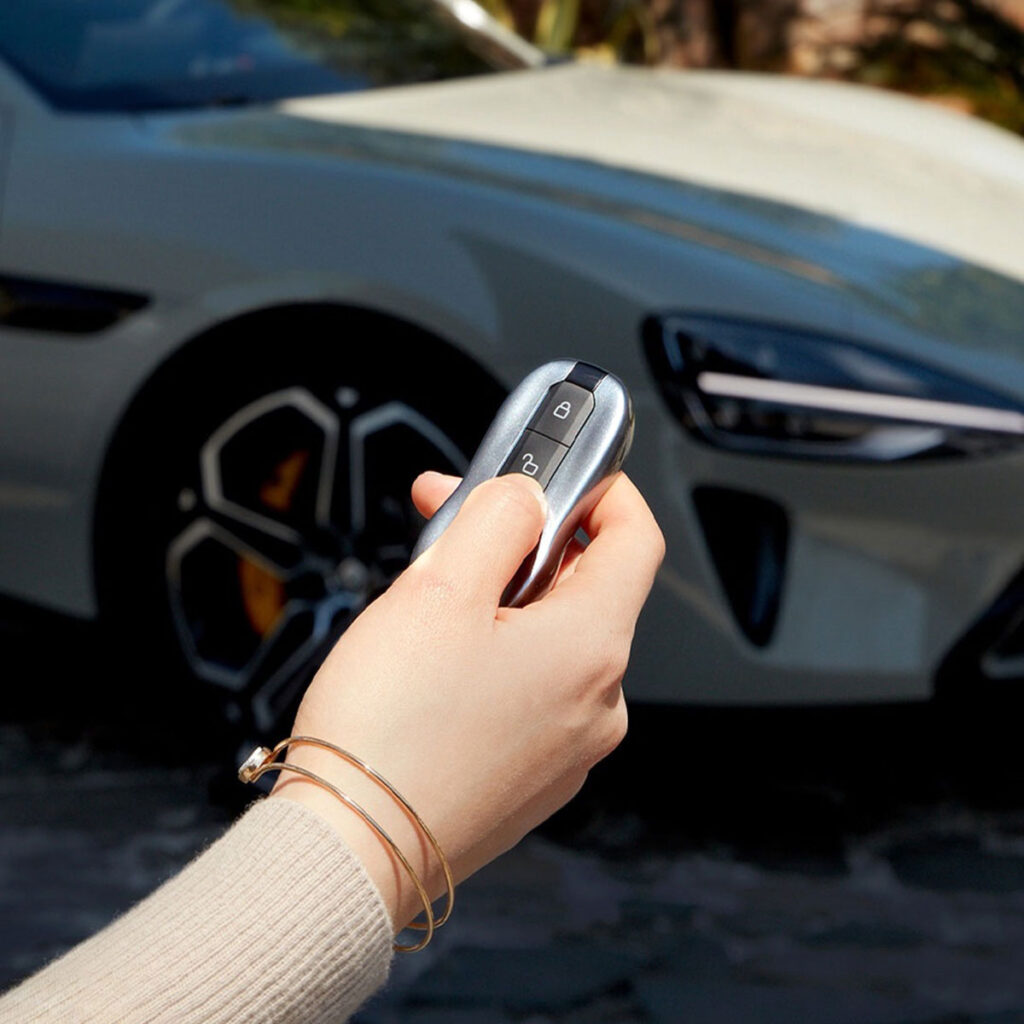 Xiaomi SU7 Now Has A 1:18 Die-cast Model And A SU7 Car-shaped Key Fob