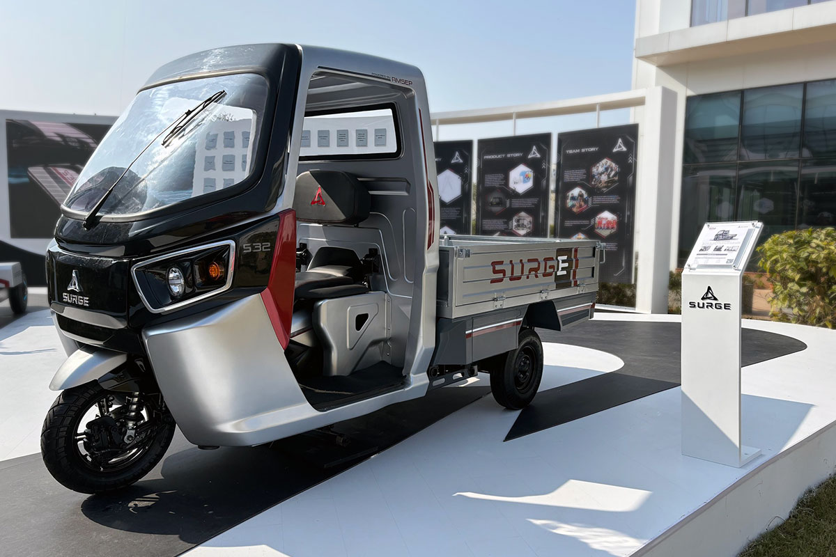 Surge S32 Is Both A 2-Wheel Electric Scooter And A 3-Wheel Cargo Tricycle