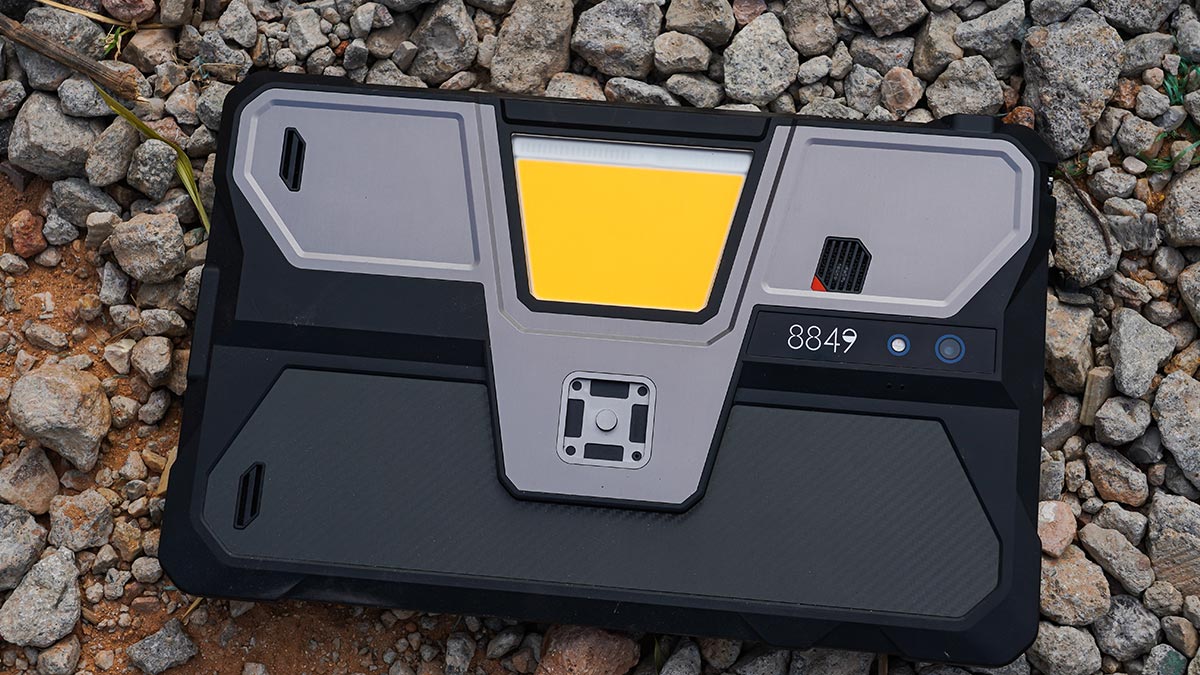 8849 Tank Pad Is A Rugged Tablet With Built-in Projector And Camping ...