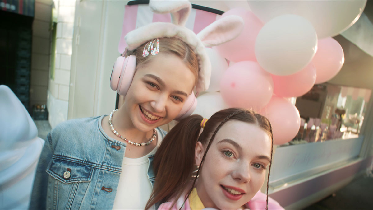 Morror Art VWS Headphones: Where Music Meets Mini-Billboards For Your ...