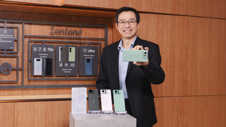 RugGear RG880 Rugged LTE Smartphone: It Has A Removable Battery And Is ...