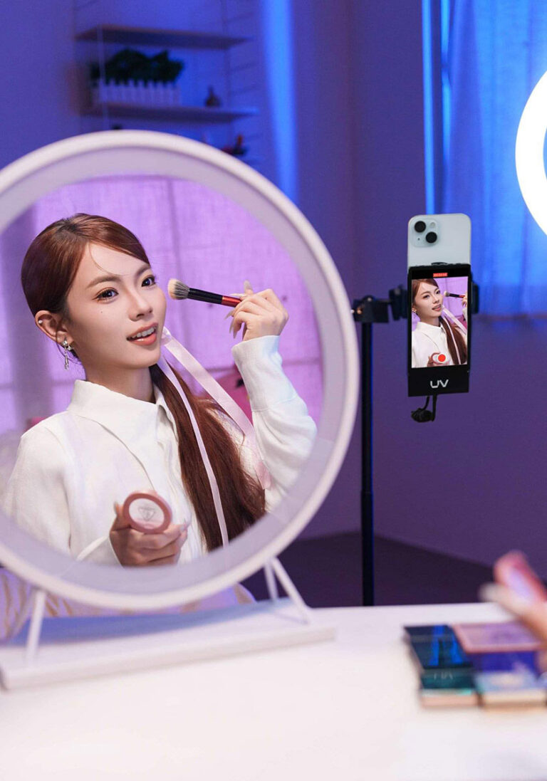 UVIEW Lets You See Yourself As You Live Stream Using The Rear Cameras