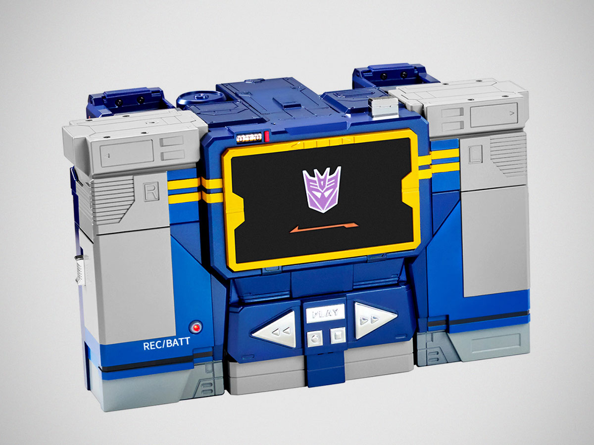 Auto-Converting Soundwave Arrives: Still G1, Still Superior, Now a ...
